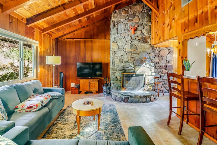 Laid-back Creekside Cabin Walkable To Town - Idyllwild-Pine Cove, CA