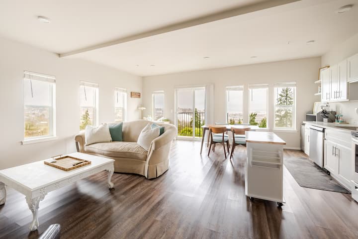 Views! Top Floor, Corner A/c - Bay And Mtn Views! - Tacoma, WA