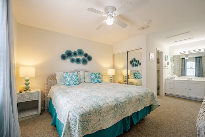 Lovely 2br/2ba.west Beach Condo| Walk To The Beach - Gulf Shores, AL