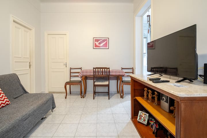 Apartamento Econômico Com Sacada. - Glória