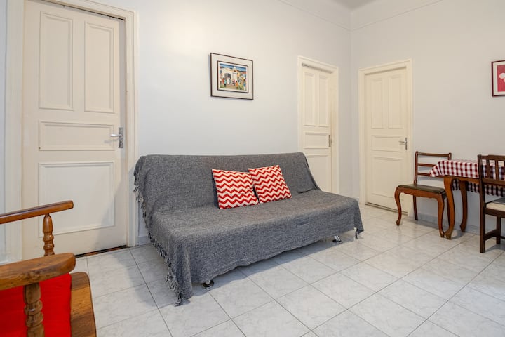 Apartamento Econômico Com Sacada. - Rio de Janeiro