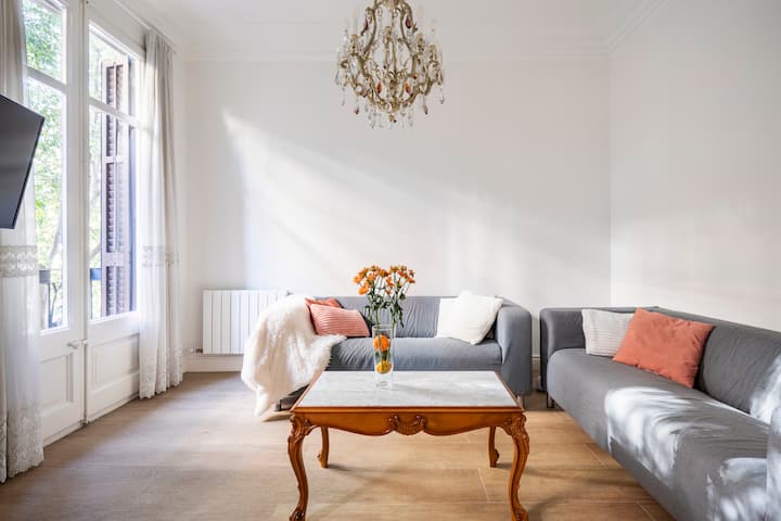 Wonderful Flat In The District Of Sant Antoni. - Barcelona