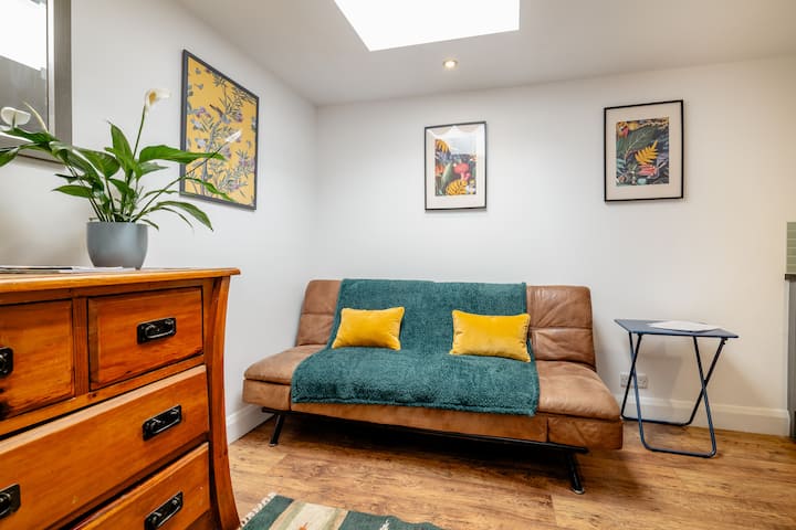 Self Contained Annexe, Private Parking, Entrance - 브라이턴