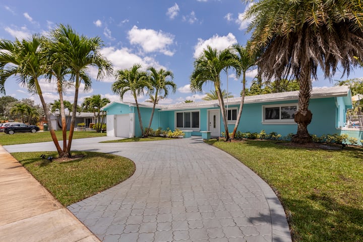 Tropical Bliss Retreat: Poolside Paradise Awaits - Pembroke Pines, FL