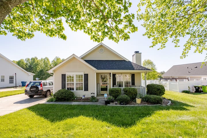 Charming 2br Home 10 Mins From Downtown Greensboro - Greensboro, NC