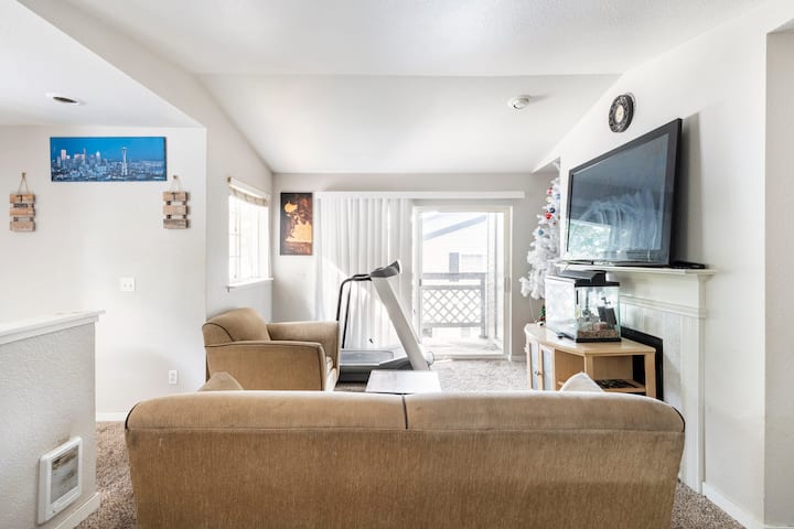 2 Bedroom 1 Bath With California King Size Bed Apt - Everett, WA