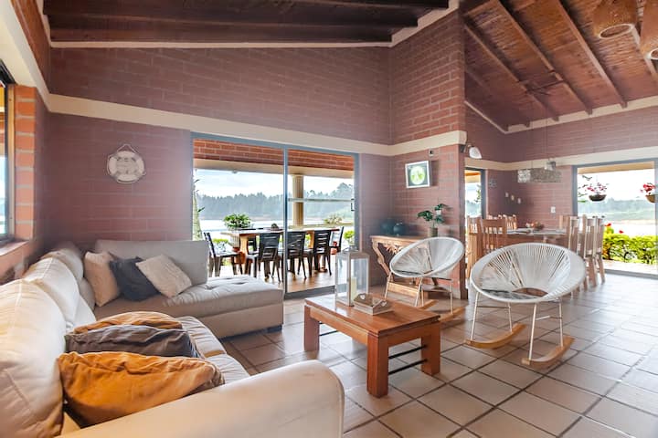 Casa Con Jacuzzi, Vista A La Piedra Y La Represa. - Colombia