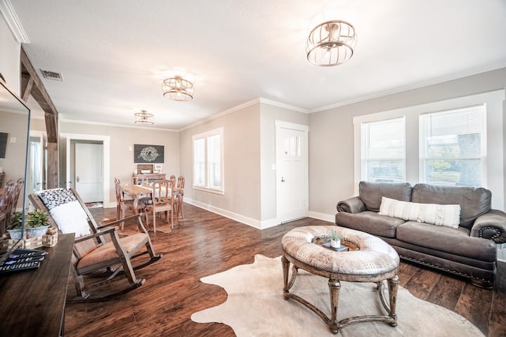 Violet Haus | Walk To Main St | Fireplace - Fredericksburg, TX