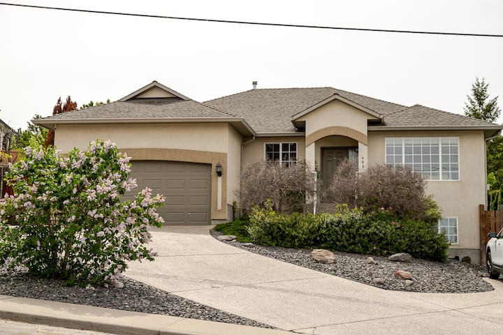 Central, Beautiful View & Zen Backyard—home Away! - Kelowna