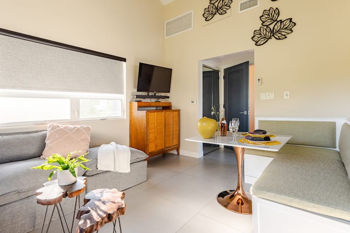 Noho Villa | Luxury Monthly 1br + Steam Shower - Los Angeles, CA