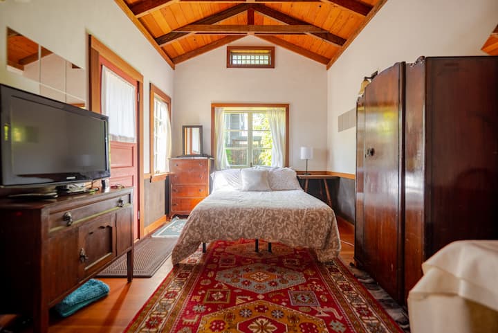 Cozy And Convenient In The Heart Of Rockridge - Oakland, CA