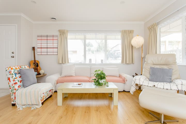 Entire Second Floor With Bed, Tv Room And Bathroom - Waiheke Island