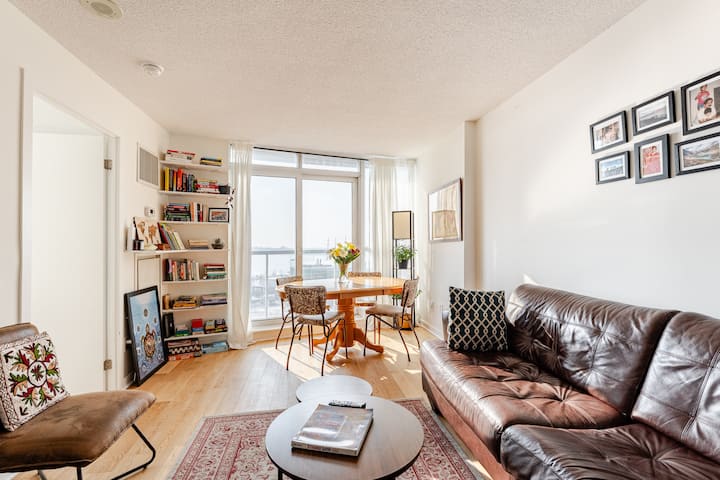 Lake View Condo In City Centre - Toronto