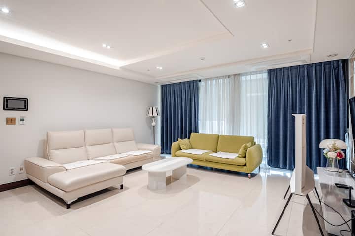 2400sqf 4bd+2bths 70평.방4,욕실2.바다1초 오션뷰&시티뷰 발코니 넷플릭스 - Busan