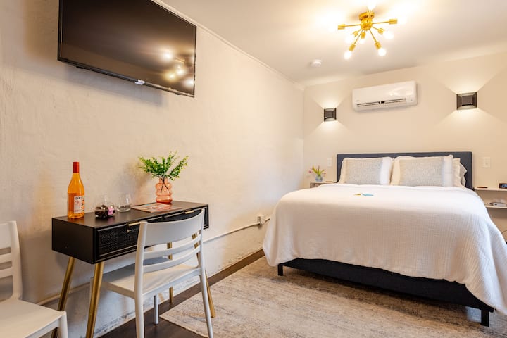 Small Space. Big Vibes. Walkable Downtown Getaway - New Albany, IN