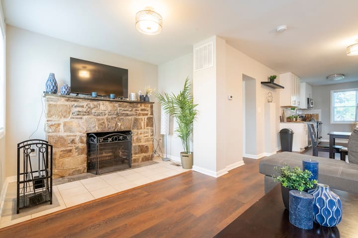 Luxury Cylburn Home -Walking Distance To Mt. Sinai Hospital & Cylburn Arborateum - Baltimore, MD