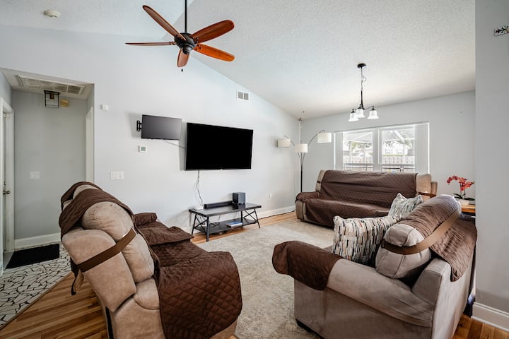 Heated Pool Oasis | Family Retreat | Sleeps 8 - Zephyrhills, FL