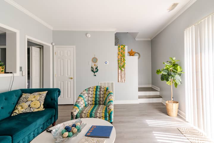 Vibrant 2 Br Home With Fireplace - South Charlotte - Charlotte, NC