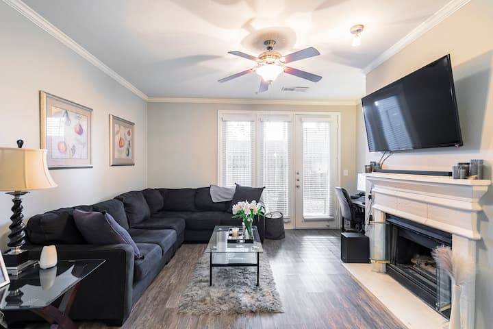 Comfy Bedroom In Convenient Downtown Dallas - Dallas, TX
