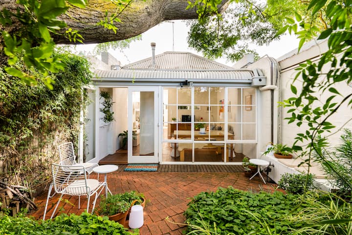 A Stylish Escape - Deakin University Melbourne Burwood Campus