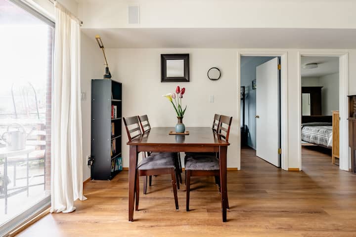 Columbia City Apartment / Neighborhood Retreat - Mercer Island, WA