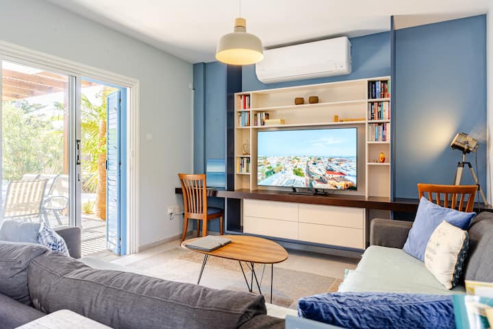 Beach Bliss: Blue Door House, Gardens, Pool & Bbq - Cyprus