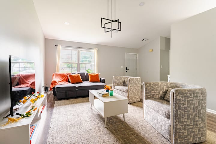 Roxan Corner Cottage 
Great Lakes Getaway - Lincolnshire, IL