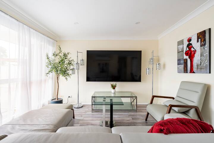 Cheerful 4 Bedroom Home With Parking On Premises - Blacktown
