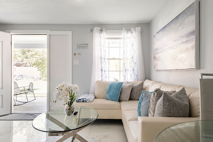 Comfy & Modern 3 Bedroom House Near Busch Gardens - Tampa, FL