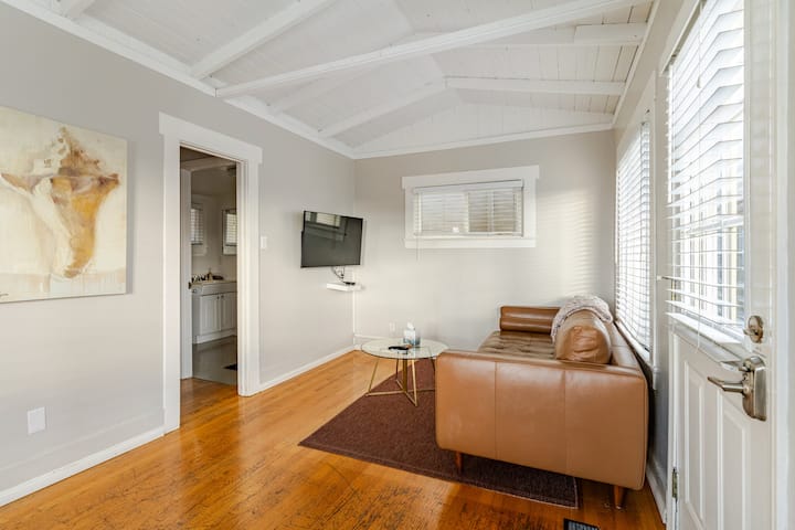 Downtown Hermosa Beach Cottage - Torrance, CA