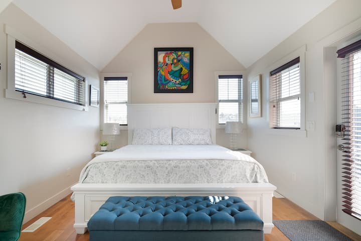 Private Suite, Entrance & Free Parking - Kelowna