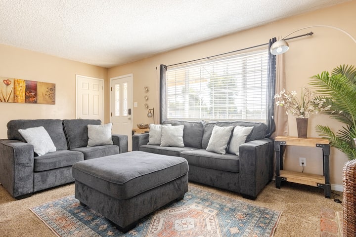 *3-bedroom Haven With Pool Table - Bakersfield, CA