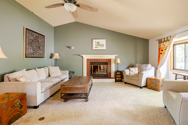 Cheerful 3 Bedroom Home With Large Backyard - Fort Collins, CO