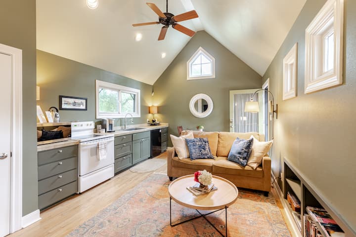 Secluded Studio @ Zilker - King Bed, Bright & Airy - Austin, TX