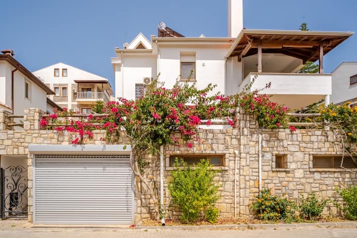 İDil Tatil Evi
Datça Merkezde Bahçe Katı 2+1 Daire - Datça