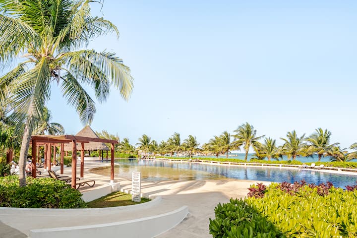 Beachfront Family Apt · Terrace · Pools & Beach - Cancún