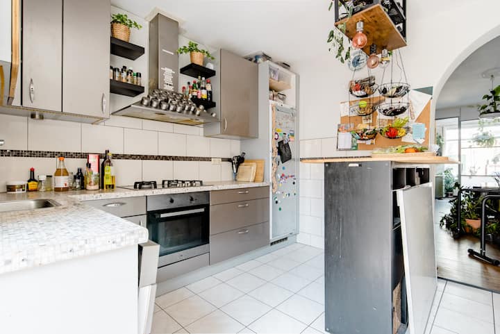Cosy & Quiet Plant & Book Room - Utrecht