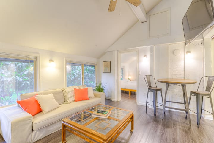 Crown Hill Creek-front Craftsman With Hot Tub - Adams - Seattle