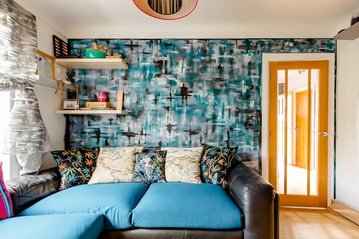 Spacious Double Outdoor Seating Off Road Parking - Chester, UK