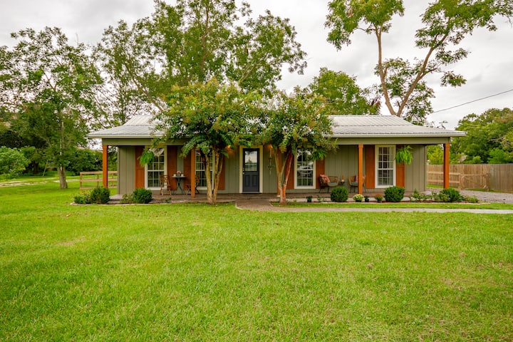 Bella’s By The Bay • Fairhope Wedding Retreat - Fairhope, AL