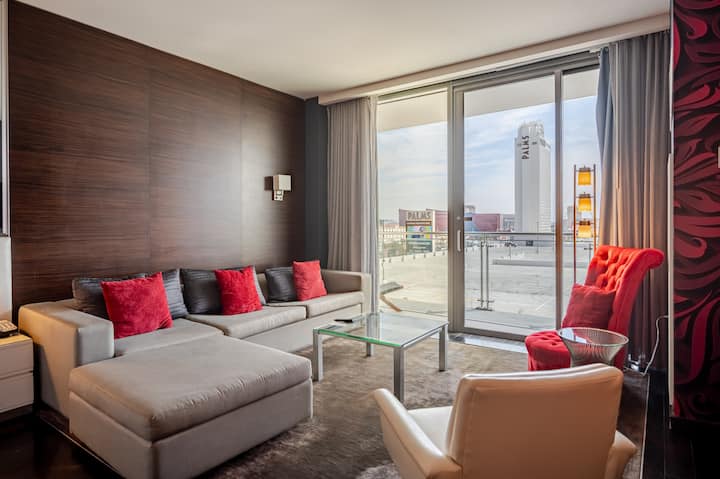 Entire Condo, Strip/ Pool View Balcony Spa Suite - Las Vegas