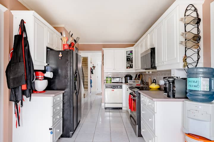 (A) Private Room, Hot Tub & Full Kitchen - Waterloo, ON, Canada