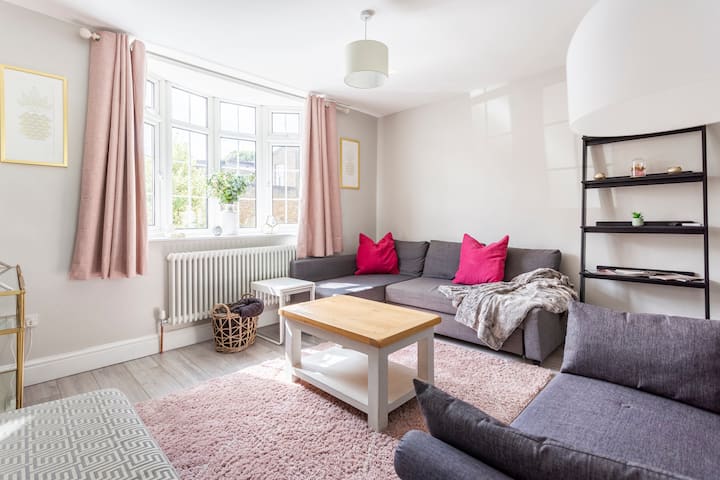 Lovely 3 Bedroom Cottage With Garden - Thames Ditton