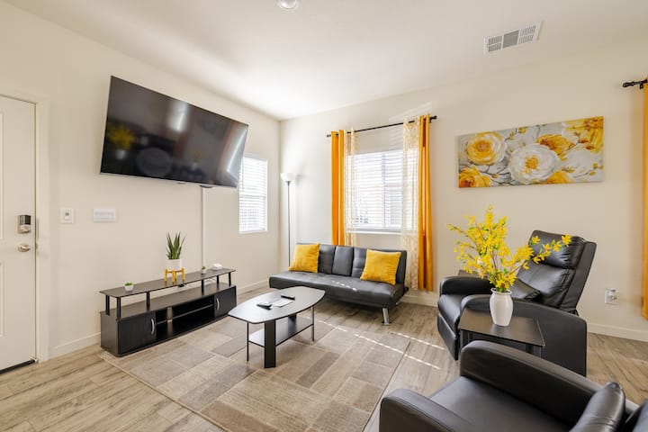 Beautiful Entire 3 Bedroom Modern Home. - Roseville, CA