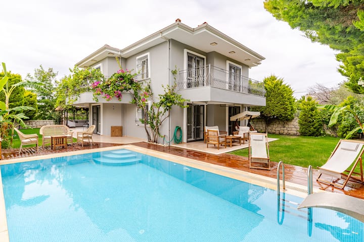 Müstakil Havuzlu, Geniş Bahçesiyle 5+1 Villa - Alaçatı