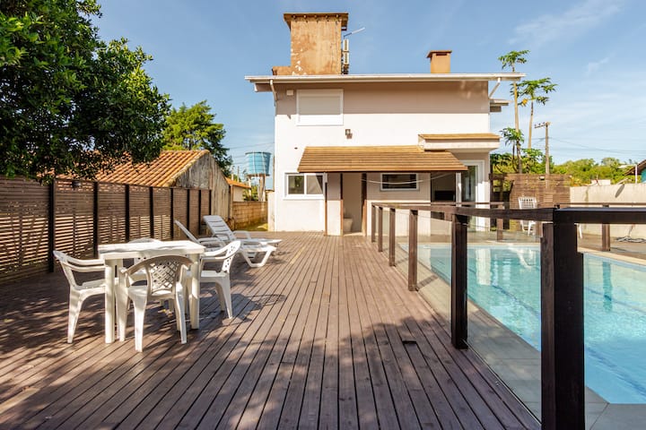 Casa Agradável Com Piscina, Para Reunir A Família. - Imbituba