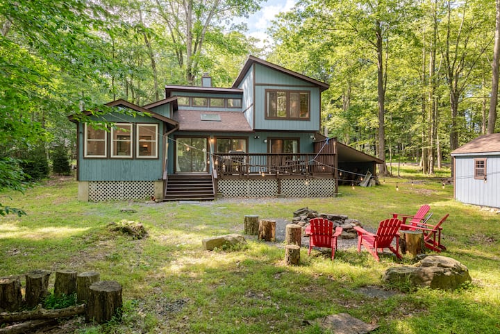 Lakes, Slopes & Good Vibes Only!— Locust/pines Lk. - Pocono Lake, PA