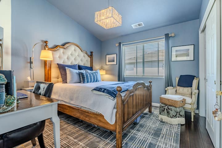 Esau's Second Floor Queen Bed Ocean Room - Salinas, CA