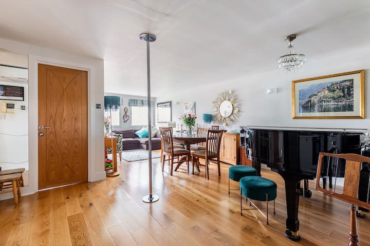 Spacious 1 Bed Flat With Air Conditioning & Piano - London