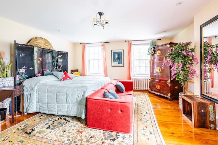 The Historic J. Buel Farmhouse-  Rose Feather Room - Albany, NY